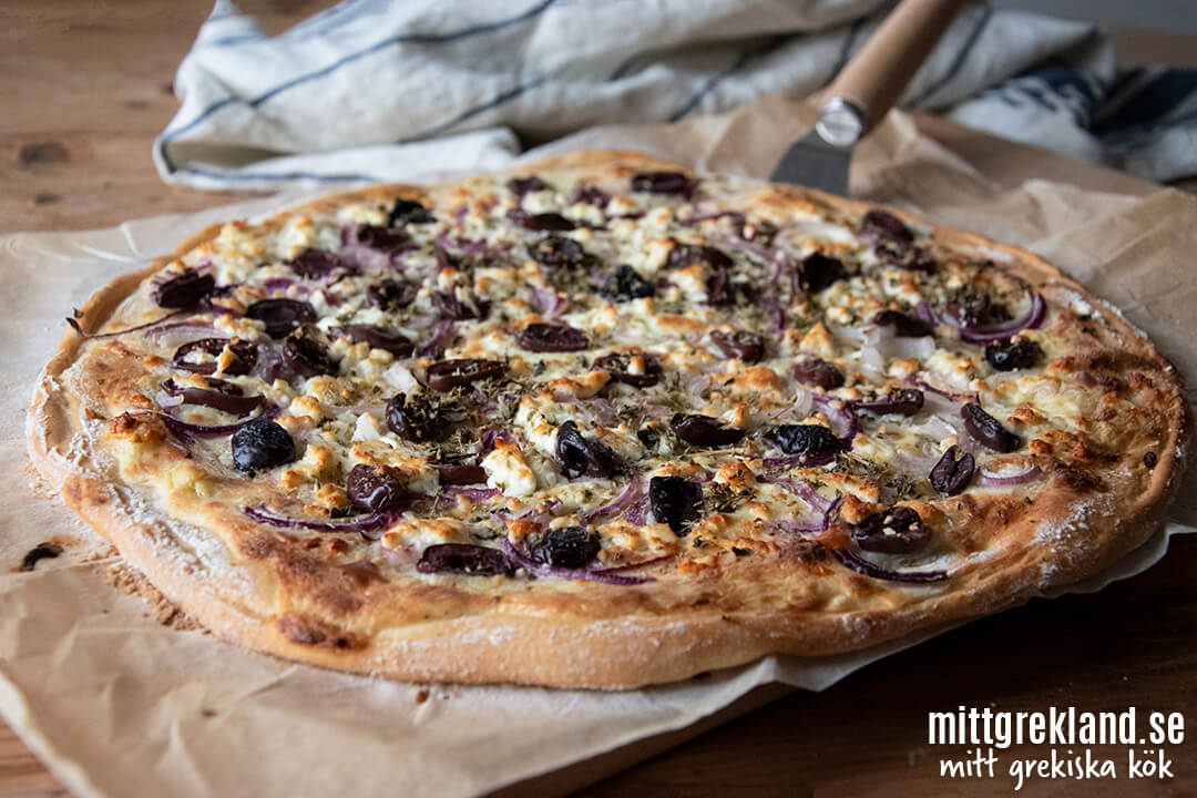 Pizza med Kalamataoliver, rödlök och fetaost | mittgrekland.se